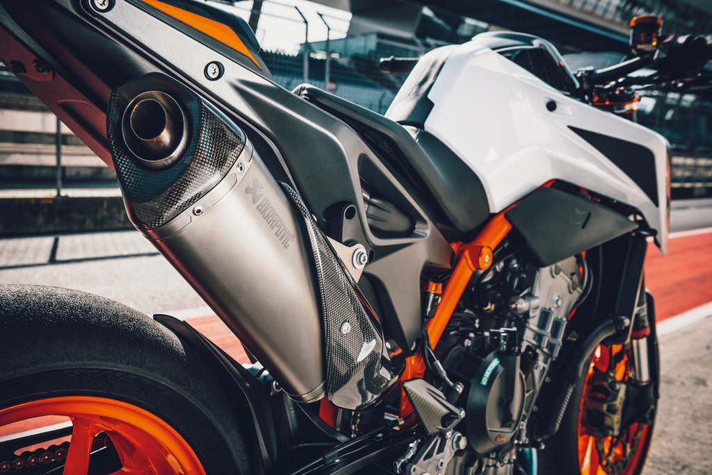 AKRAPOVI#-KIT ""EVOLUTION LINE""