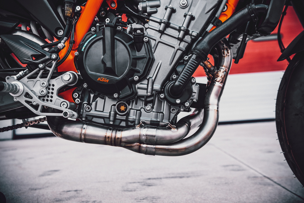 AKRAPOVI#-KIT ""EVOLUTION LINE""